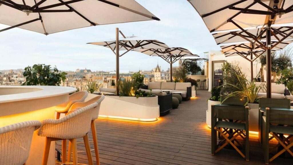 Coucher de soleil et apéro en rooftop à Paris : le combo parfait