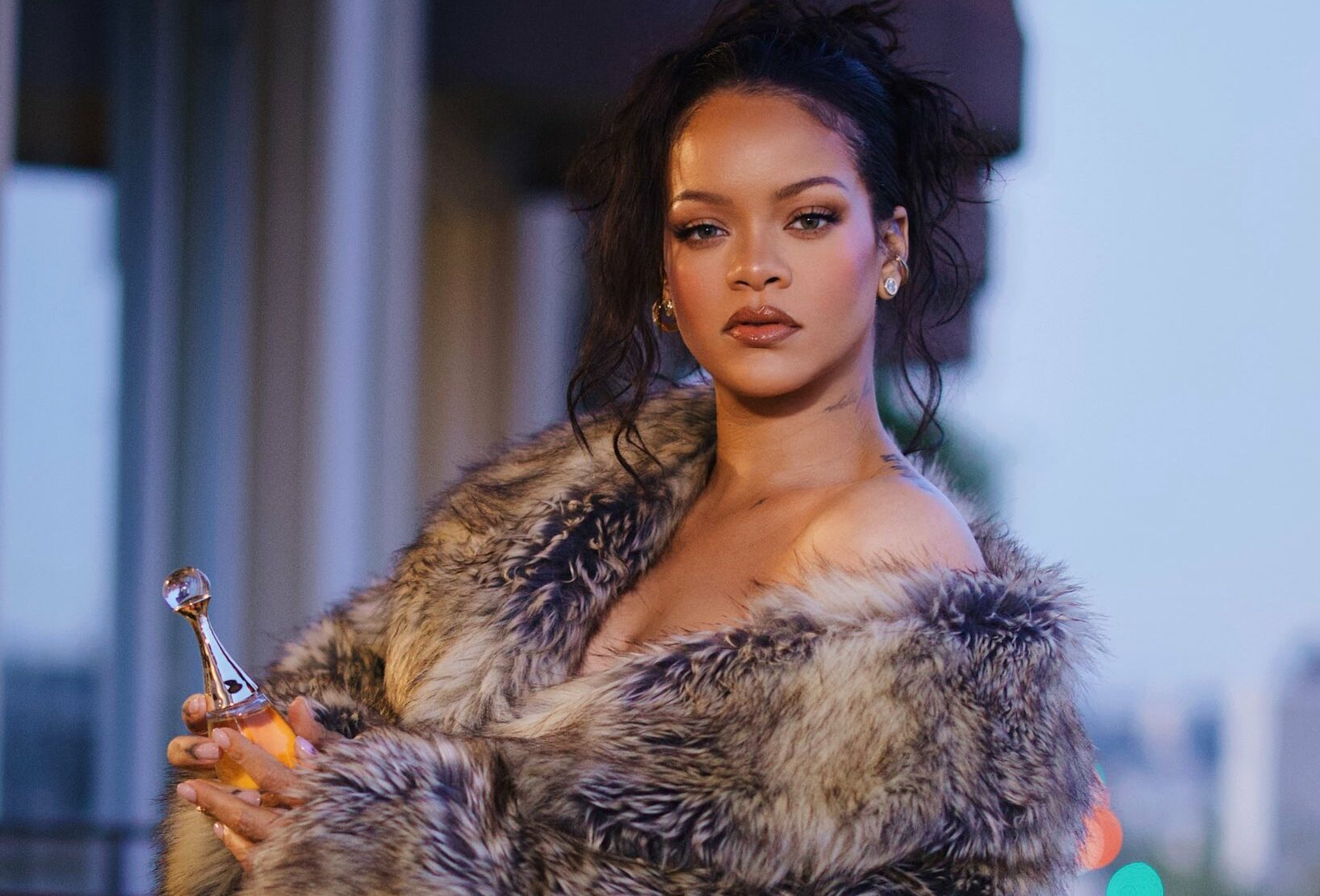 Rihanna se réinvente en déesse dorée pour la nouvelle campagne Dior J’adore