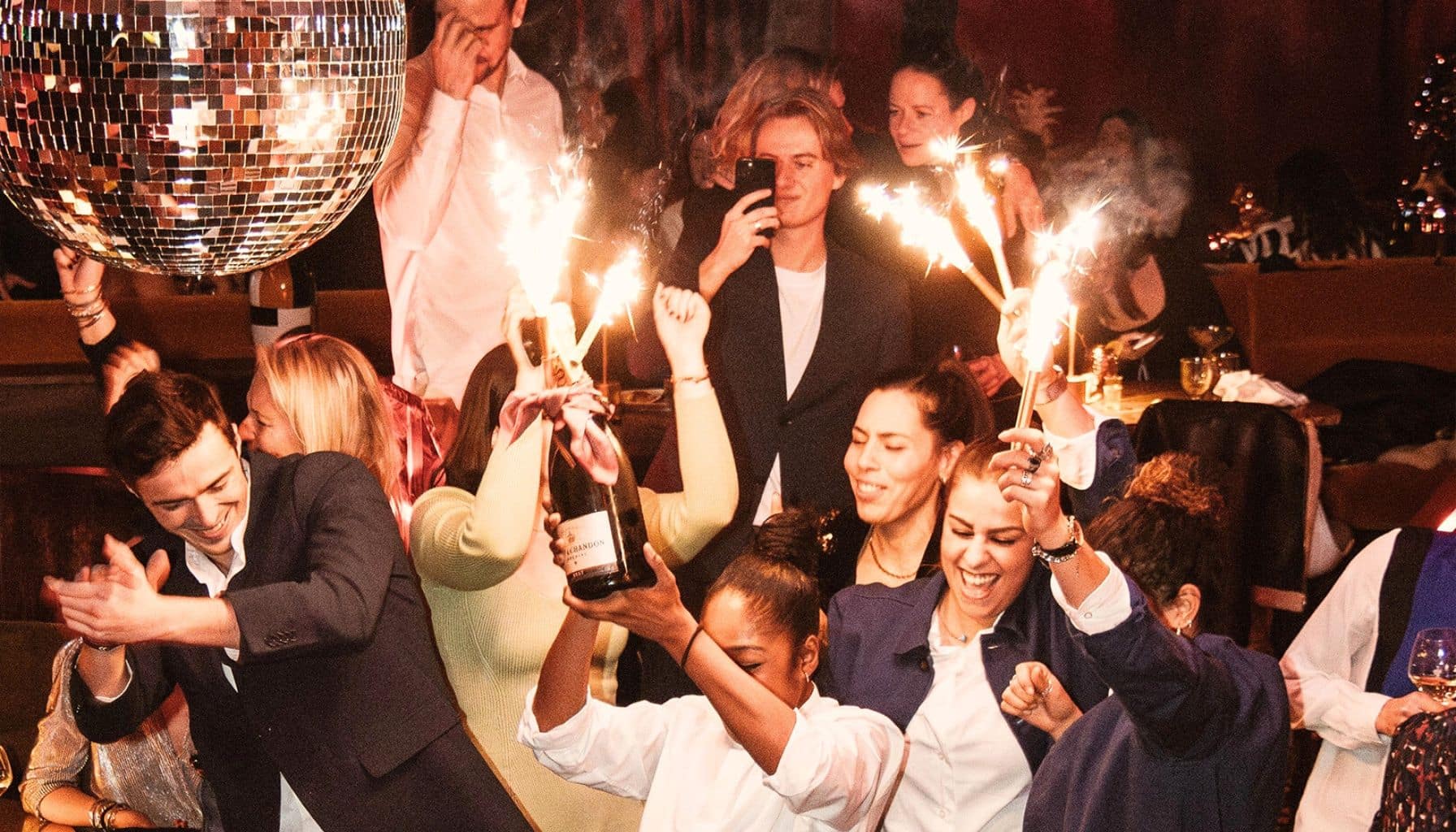 3 top restaurants for dancing, singing and partying in Paris