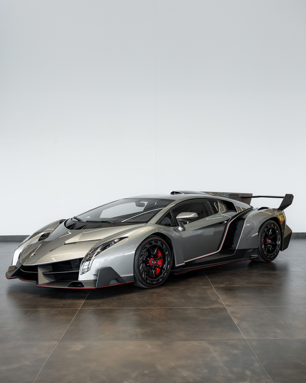 The 2014 Lamborghini Veneno: a rare hypercar spotted in Paris?