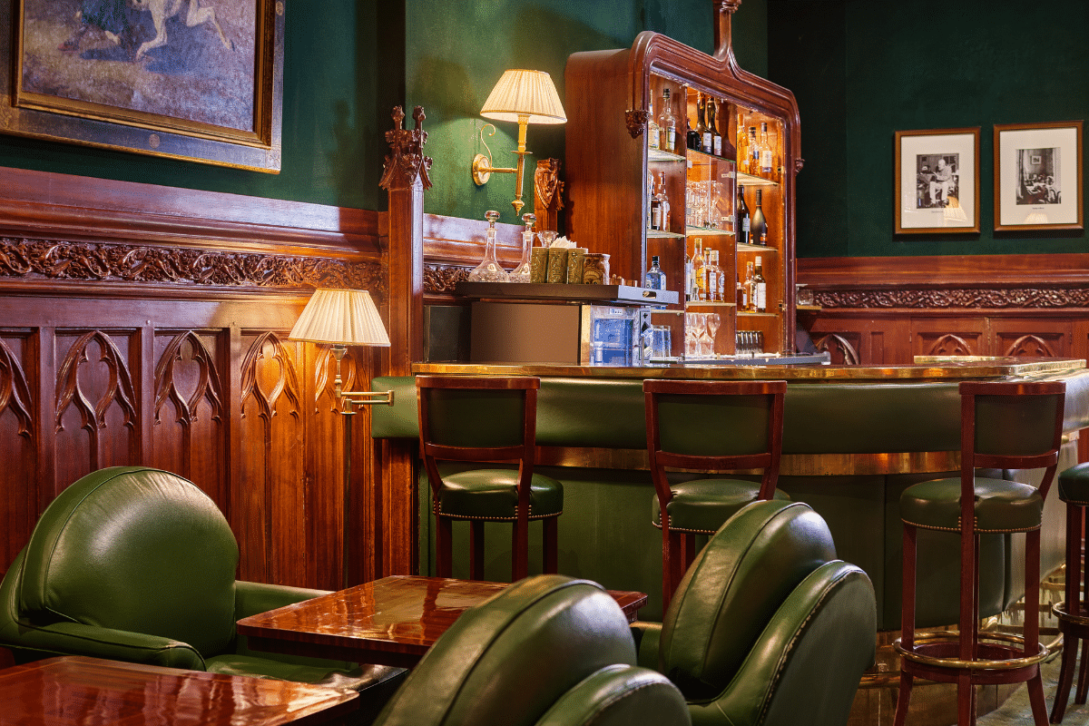 Duke’s Bar : L’élégance anglaise au cœur de Paris, entre jazz ...