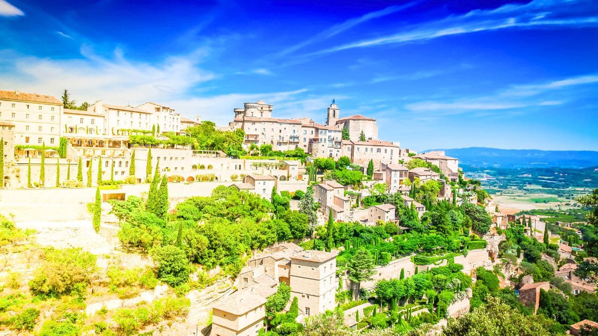 Village du Luberon: perché sur sa colline, il offre un panorama aux ...