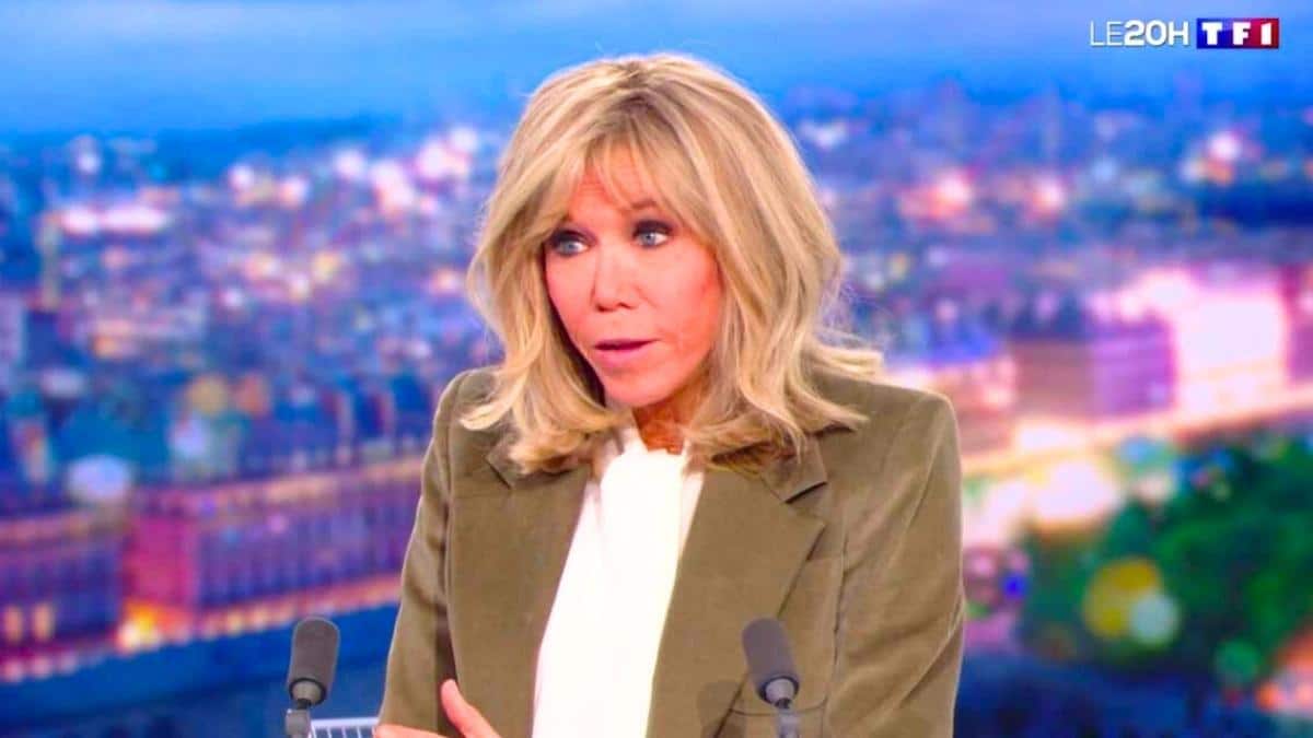 Brigitte Macron sublimates the pleated dress at 72 with an iconic ...