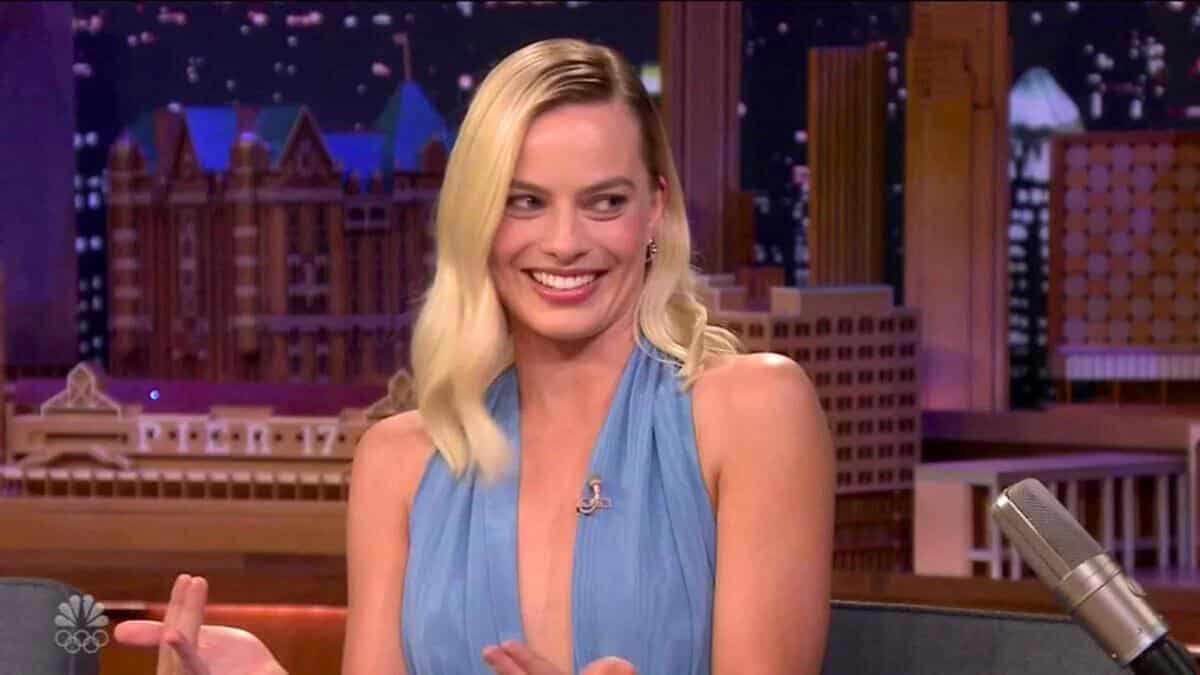 Margot Robbie adopts XXL curls: a romantic look to copy.