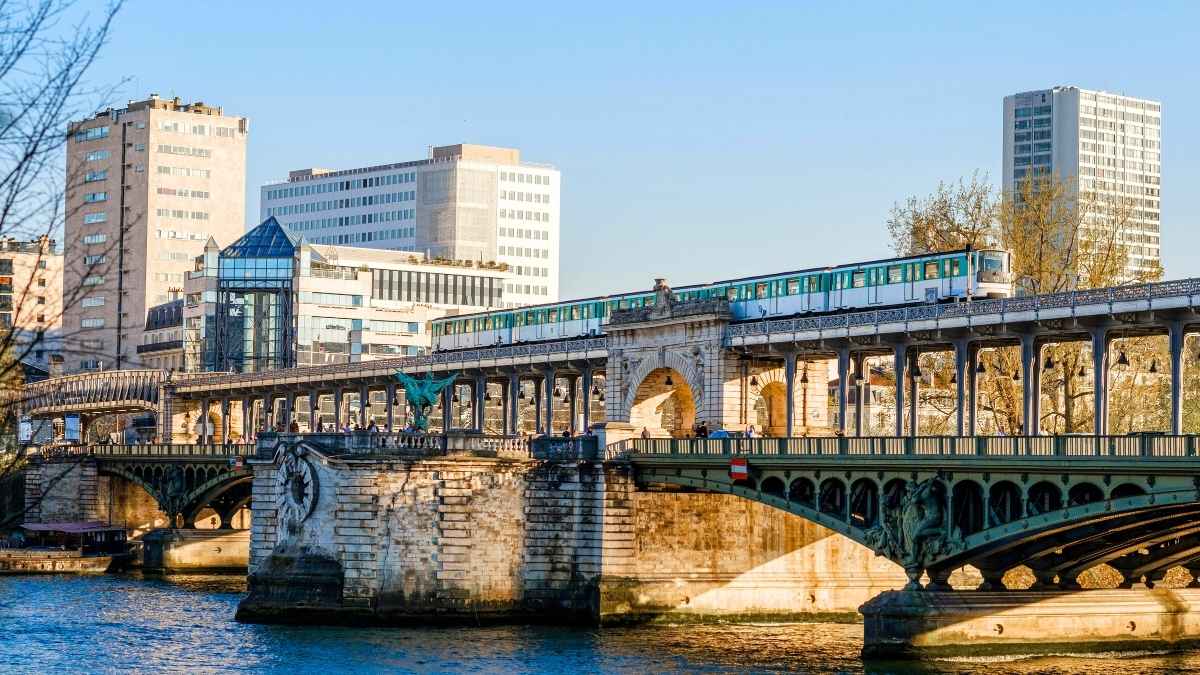 New Paris metro line: from 2026, it will run on France's longest ...