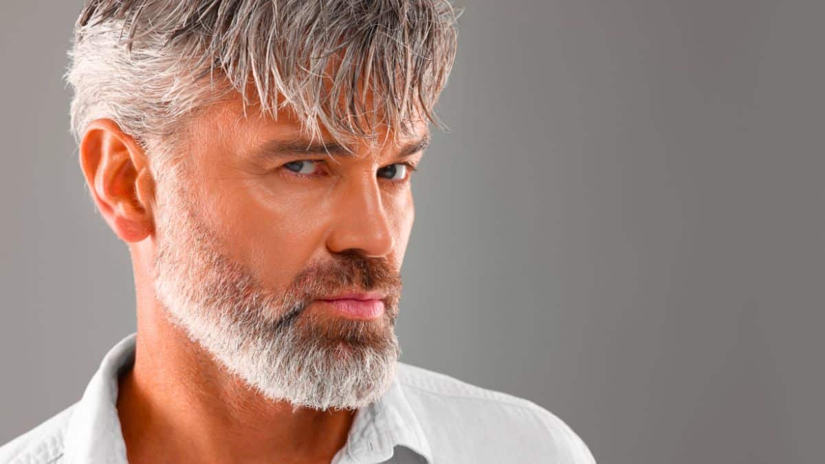 Cheveux gris avant 30 ans : une carence nutritionnelle méconnue ...