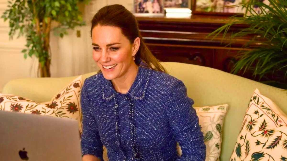 Kate Middleton éblouit Leicester en total look blanc et collier de ...