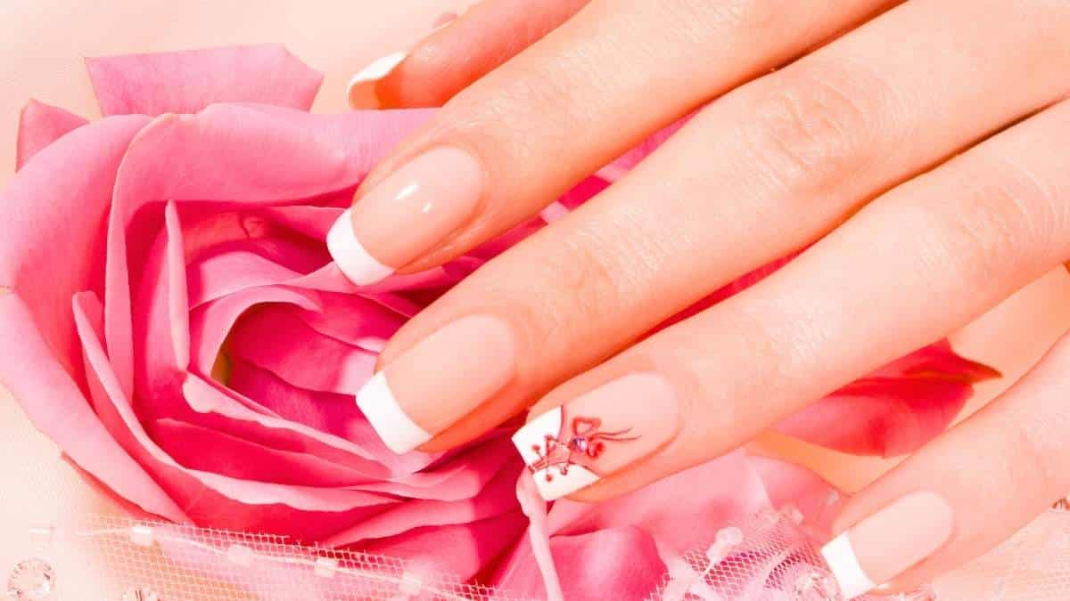 Hailey Bieber unveils a symbolic manicure at Coachella in secret ...