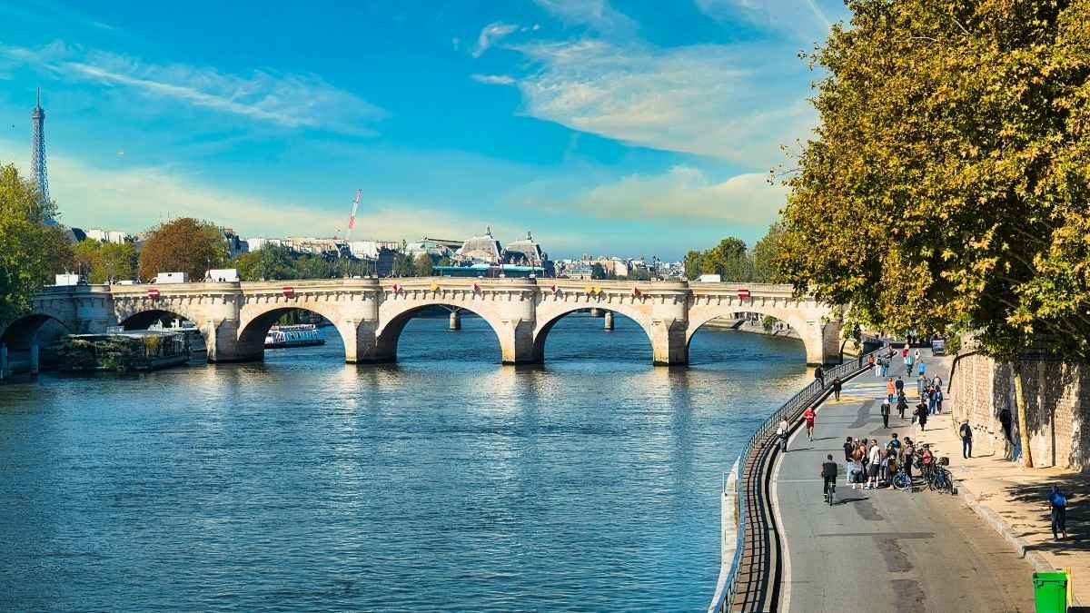 JR transforms the Pont Neuf into a giant cave with a soundtrack by ...