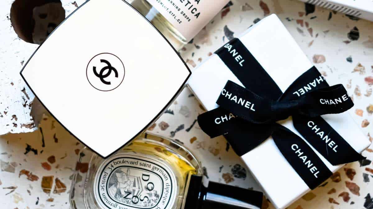 Jennie from BLACKPINK adopts the Superman logo Chanel sweater already ...