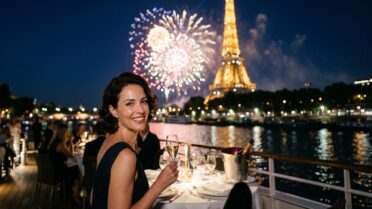 Dîner-croisière face à la Tour Eiffel avec champagne Bollinger et feu d ...
