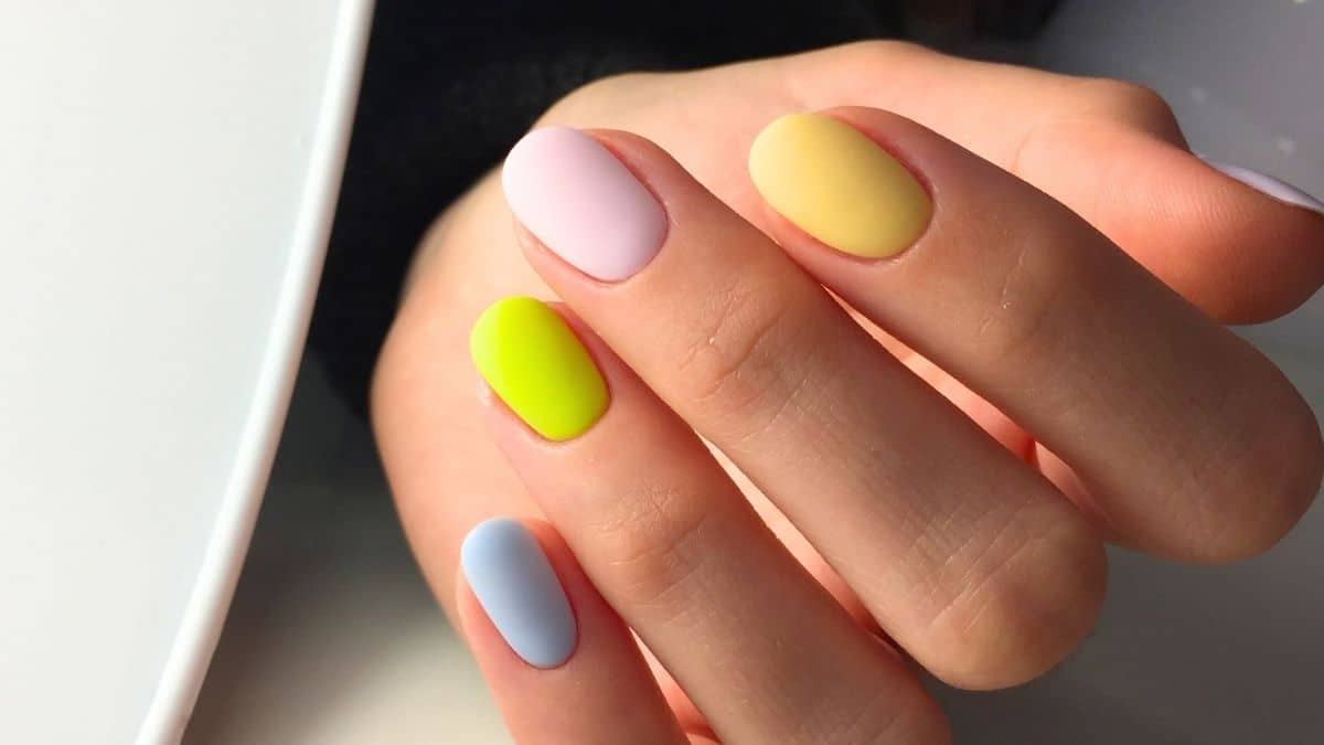 After butter yellow, this pastel shade spotted on Emily Blunt's nails ...